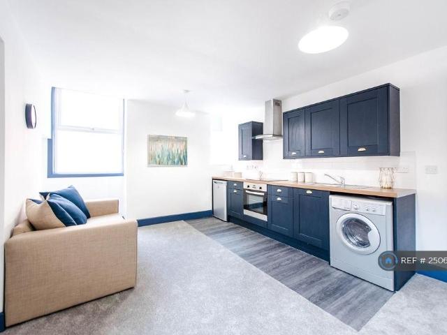 Booth Street, Ashton Under Lyne, OL6 2 bed flat to rent £1,130 pcm £261 pw