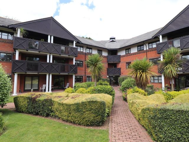 Booths Court, Brentwood CM13, 2 bed flat to rent, £1,675 pcm | PrimeLocation