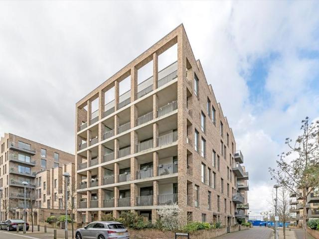 Boaters Avenue, Brentford TW8 2 bed flat to rent £2,600 pcm £600 pw