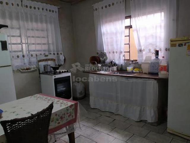 Boa Vista Casa com 3 dorms, 1 wcs, 2 vagas,2 salas, forro em madeira, pisos em cimento e cerâmica
