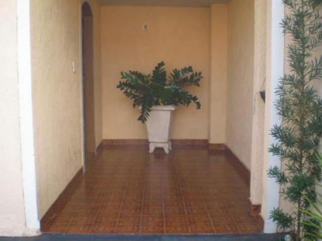 Boa Vista Trata se de uma casa muito bem localizada no bairro, ficando do lado sombra, perto de vá