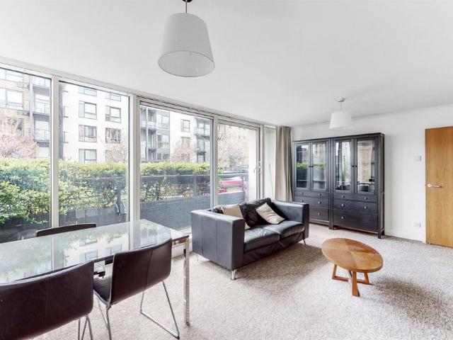 Boardwalk Place, Canary Wharf E14, 2 bed flat to rent, £2,400 pcm | PrimeLocation