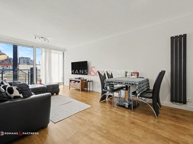 Boardwalk Place, Canary Wharf E14, 2 bed flat to rent, £2,500 pcm | PrimeLocation