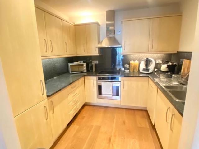 Boardwalk Place, Canary Wharf. 1 bed flat to rent £1,950 pcm £450 pw