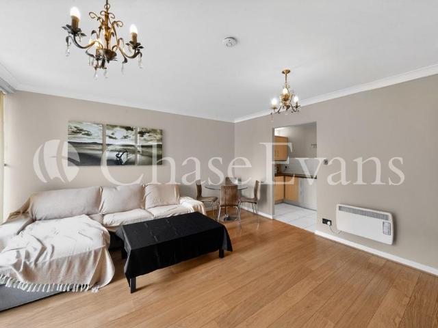Boardwalk Place, Canary Wharf. 2 bed flat to rent £2,700 pcm £623 pw