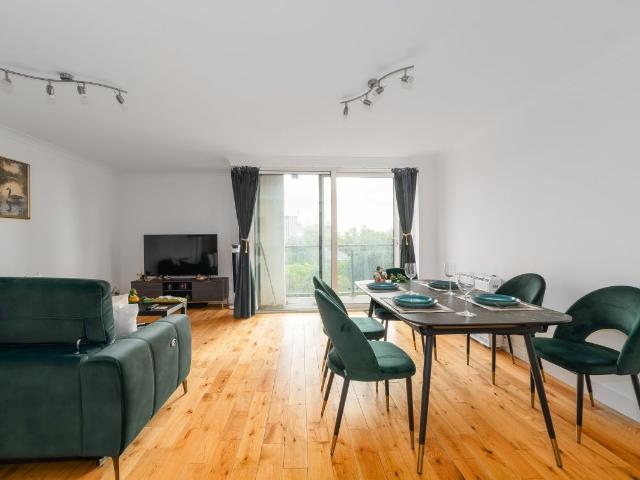 Boardwalk Place E14, 2 bed flat to rent, £2,900 pcm | PrimeLocation