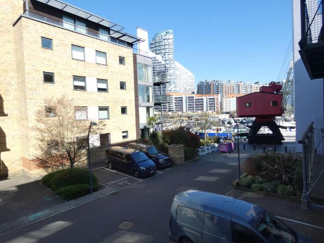 Boardwalk Place, London E14 1 bed apartment to rent £2,000 pcm £462 pw