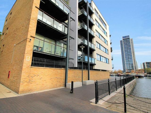 Boardwalk Place, London E14, 1 bed flat to rent, £1,900 pcm | PrimeLocation