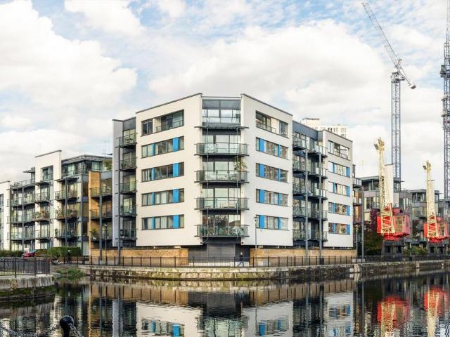 Boardwalk Place, London E14 2 bed flat to rent £2,500 pcm £577 pw