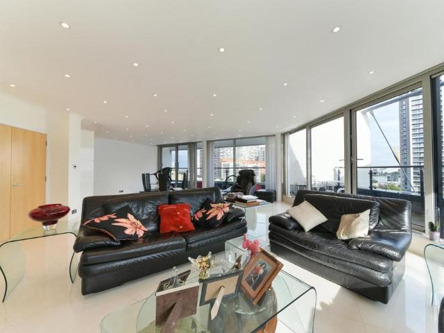 Boardwalk Place, London, E14 3 bed apartment to rent £4,104 pcm £947 pw