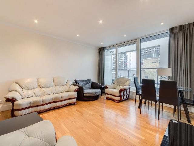 Boardwalk Place, Poplar E14, 2 bed flat to rent, £2,500 pcm | PrimeLocation