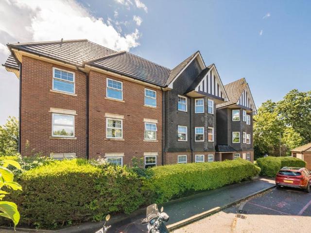 Boddington Gardens, London W3 2 bed flat to rent £2,250 pcm £519 pw