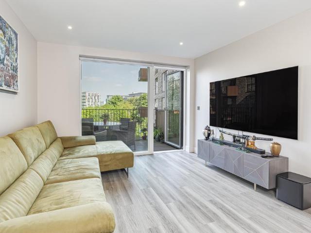 Bodiam Court, Lakeside Drive, Park. 2 bed apartment to rent £2,600 pcm £600 pw