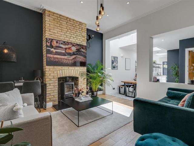 Bodmin Street, London 2 bed flat to rent £9,750 pcm £2,250 pw