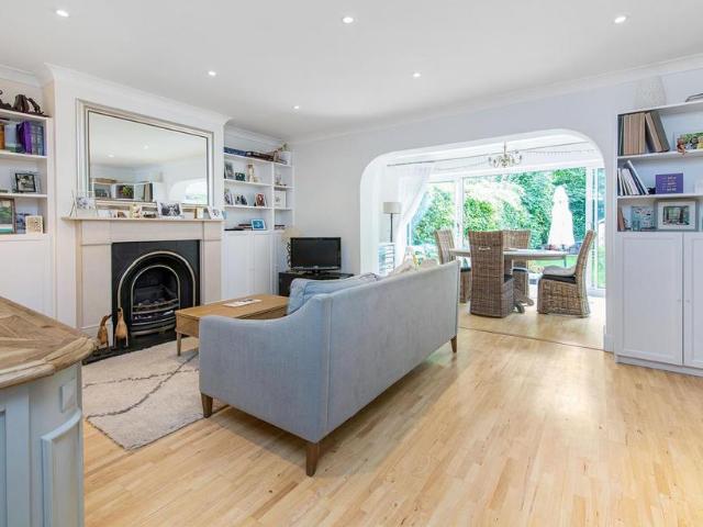 Boileau Road, Barnes, SW13 3 bed semi detached house to rent £4,750 pcm £1,096 pw