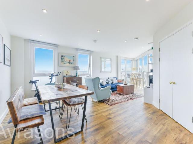 Bolton Crescent, Oval 2 bed apartment to rent £2,600 pcm £600 pw
