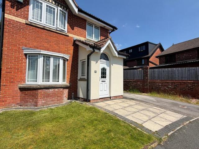 Bolton BL3 4 bed detached house to rent £1,850 pcm £427 pw