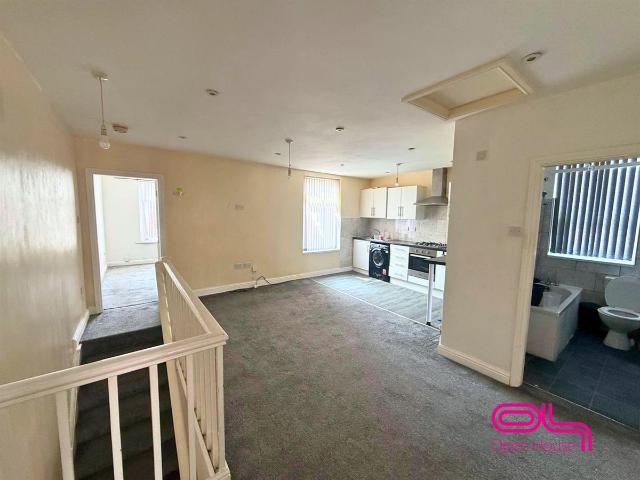 Bolton Road, Radcliffe, Manchester M26, 3 bed flat to rent, £850 pcm | PrimeLocation