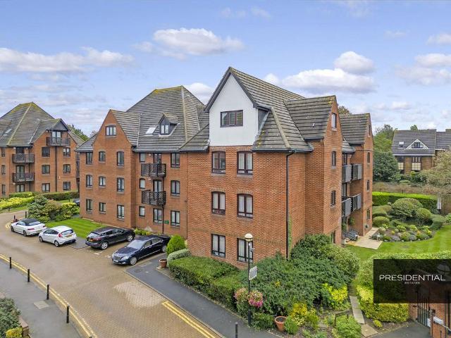 Boleyn Court Epping New Road. 3 bed flat to rent £2,250 pcm £519 pw