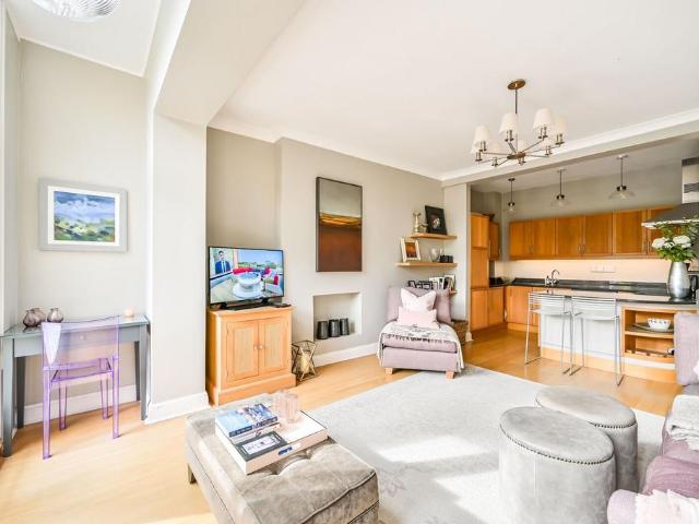 Bolingbroke Grove, Wandsworth Common. 2 bed flat to rent £5,400 pcm £1,246 pw