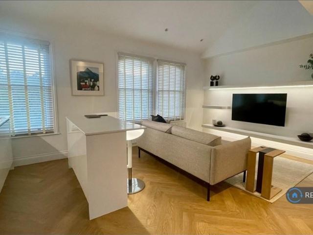 Bolingbroke Grove, London, SW11 1 bed flat to rent £3,000 pcm £692 pw