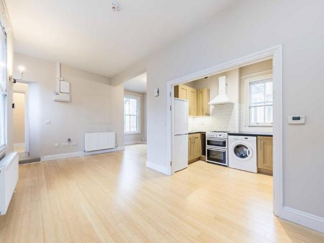 Bolingbroke Grove, London SW11 2 bed flat to rent £2,400 pcm £554 pw