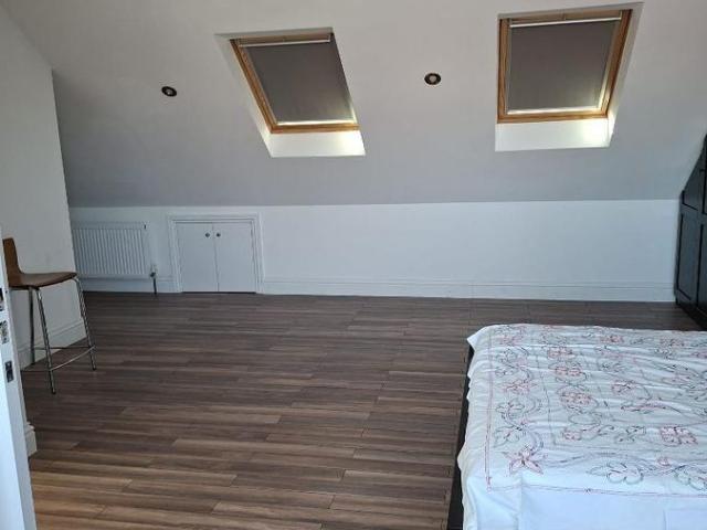 Bolsterd Road, Mitcham CR4, Room to rent, £1,000 pcm | PrimeLocation