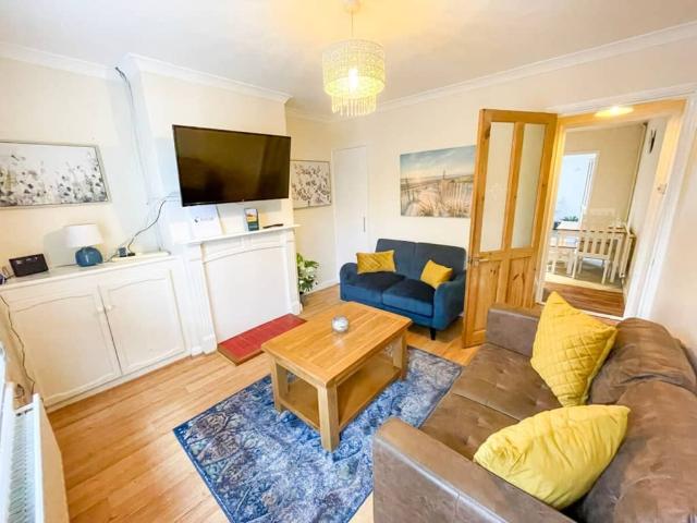 Borden Cottage Cozy 2 Bedroom Home in Sittingbourne with Free Parking Has an Apartment