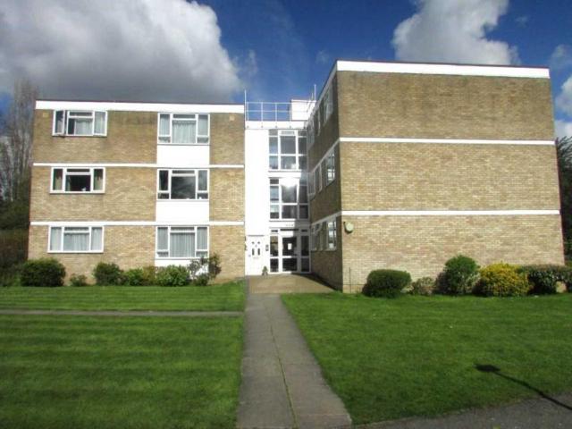Boreham Holt, Elstree 2 bed flat to rent £1,650 pcm £381 pw