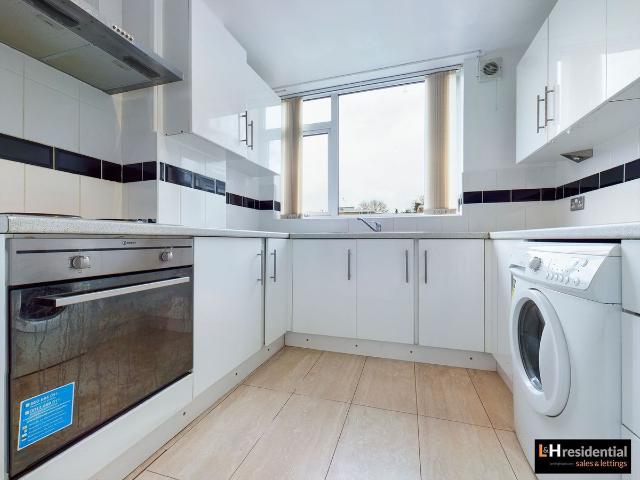 Boreham Holt, Elstree WD6, 2 bed flat to rent, £1,750 pcm | PrimeLocation