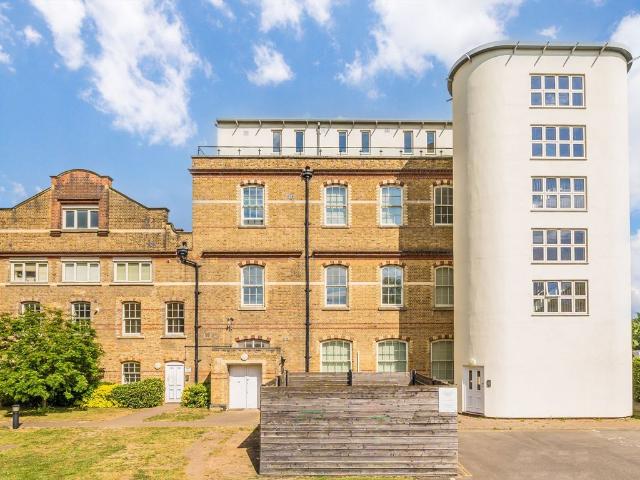 Borough Road, Isleworth TW7, 2 bed flat to rent, £2,195 pcm | PrimeLocation