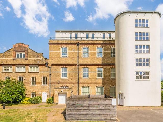Borough Road, Isleworth TW7 2 bed flat to rent £2,000 pcm £462 pw