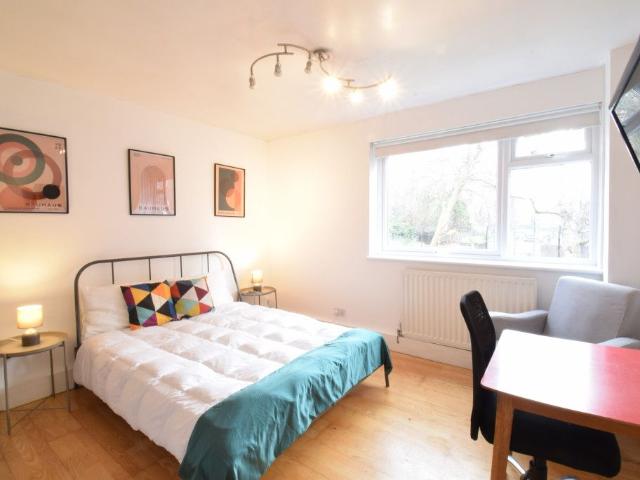 Borrodaile Road, London SW18, Room to rent, £1,083 pcm | PrimeLocation