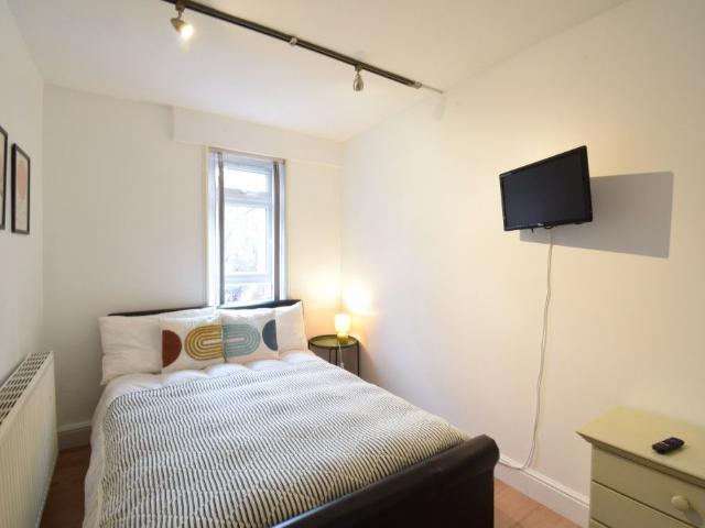 Borrodaile Road, London SW18, Room to rent, £780 pcm | PrimeLocation