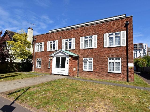 Boston Avenue, Southend On Sea, Essex. SS2, 2 bed flat to rent, £1,300 pcm | PrimeLocation
