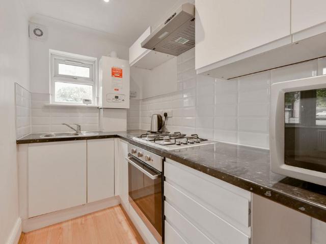 Boston Manor Road, TW8, Boston Manor. 1 bed flat to rent £1,650 pcm £381 pw