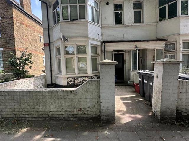 Boston Manor Road, Brentford 1 bed flat to rent £1,600 pcm £369 pw