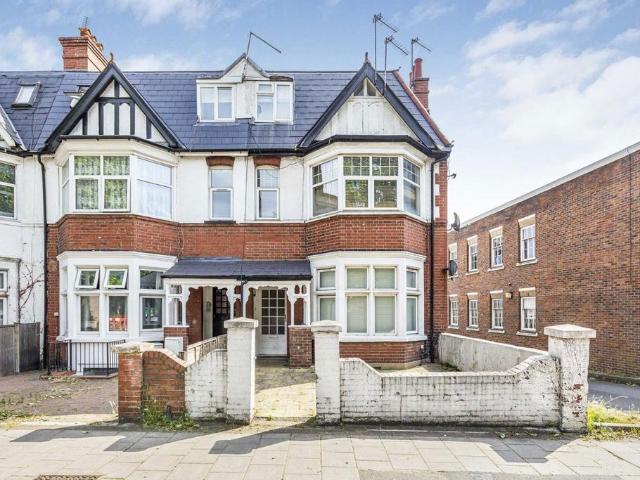 Boston Manor Road, Brentford TW8 1 bed flat to rent £1,600 pcm £369 pw