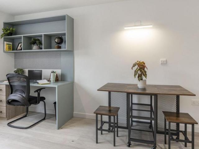 Boston Manor Road, London TW8 Studio to rent £1,733 pcm £400 pw