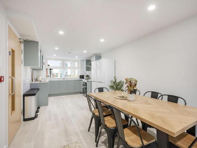 Boston Manor Road, London TW8 Studio to rent £1,993 pcm £460 pw
