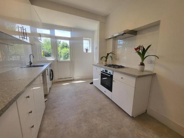 Boston Road, Hanwell 3 bed semi detached house to rent £2,700 pcm £623 pw