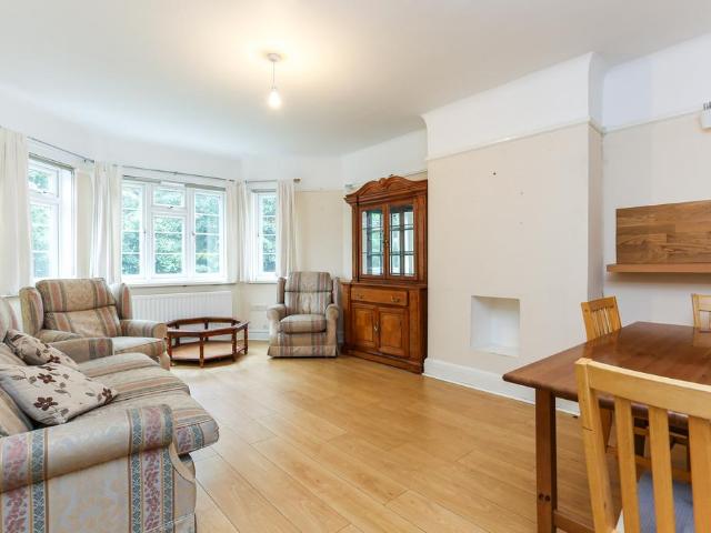 Boston Road, London W7 3 bed flat to rent £2,150 pcm £496 pw