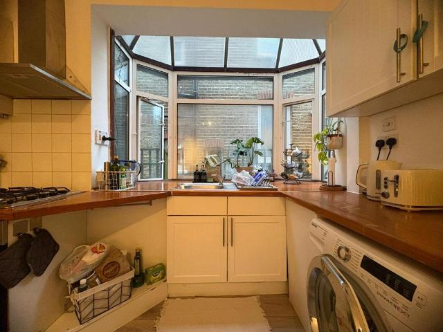 Boston Road, London W7 2 bed flat to rent £1,900 pcm £438 pw