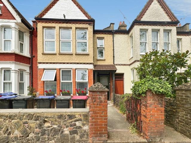 Boscombe Road, Southend On Sea SS2, 2 bed flat to rent, £1,250 pcm | PrimeLocation