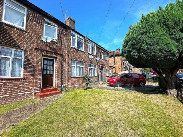 Botwell Crescent, Hayes UB3, 2 bed maisonette to rent, £1,750 pcm | PrimeLocation