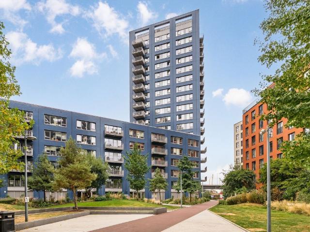 Botanic Square, Canning Town E14, 3 bed flat to rent, £3,900 pcm | PrimeLocation