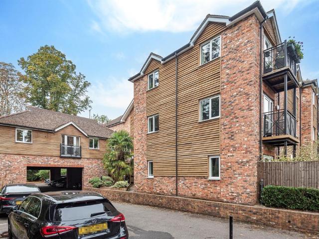 Boulters Court, MAIDENHEAD 2 bed apartment to rent £1,750 pcm £404 pw