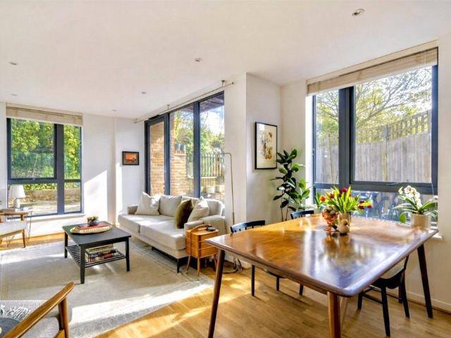 Boundaries Road, London, SW12 3 bed flat to rent £4,000 pcm £923 pw