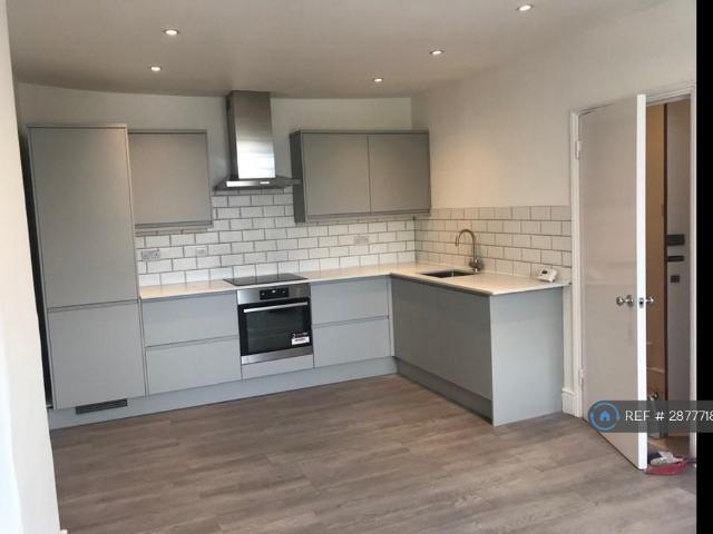 Boundaries Road, London, SW12 2 bed flat to rent £2,250 pcm £519 pw
