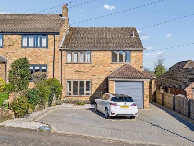 Boundary Road, Chalfont St Peter SL9 4 bed detached house to rent £3,650 pcm £842 pw